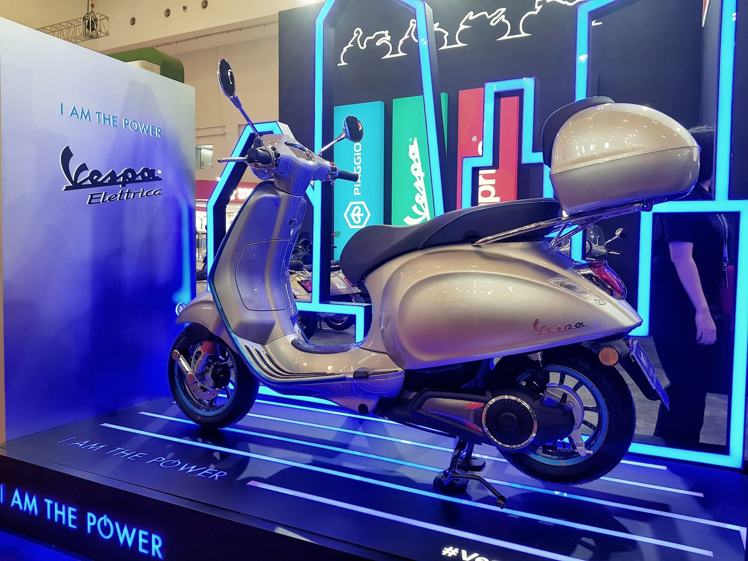 Motomobi News | Sstt...Vespa Elettrica Mejeng di GIIAS 2023 - Motomobi News