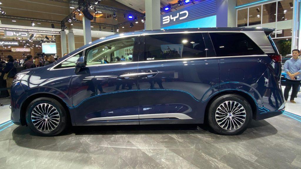 Motomobi News | MG Maxus 9 vs BYD Denza D9, Kereta Kencana Setrum Mulai ...